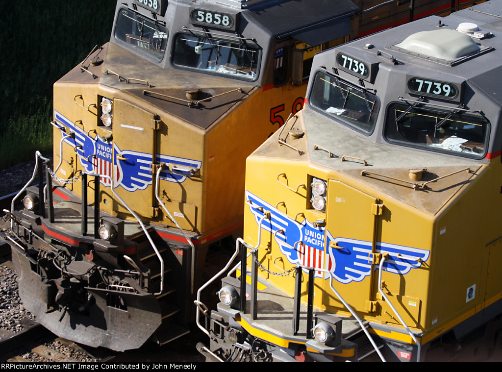 UP 5858 and UP 7739 neck and neck approaching Wheaton eastbound